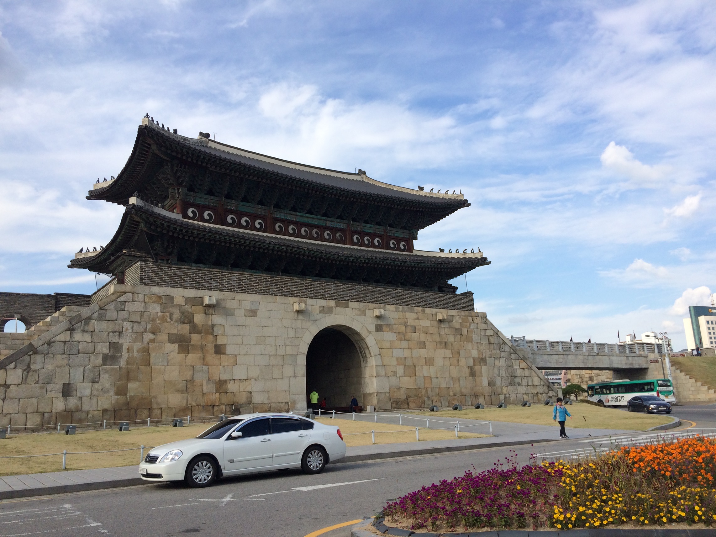 Suwon Hwaseong+Starfield Library+Waujeongsa Temple 1day Tour – Vividclub